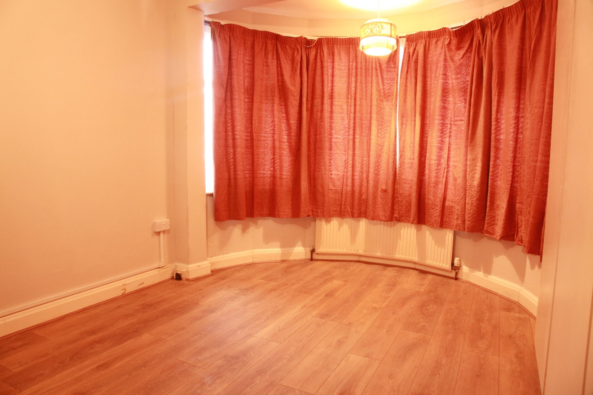 Impressive 3/4bedrooms semi detached house available to rent in Harrow HA2