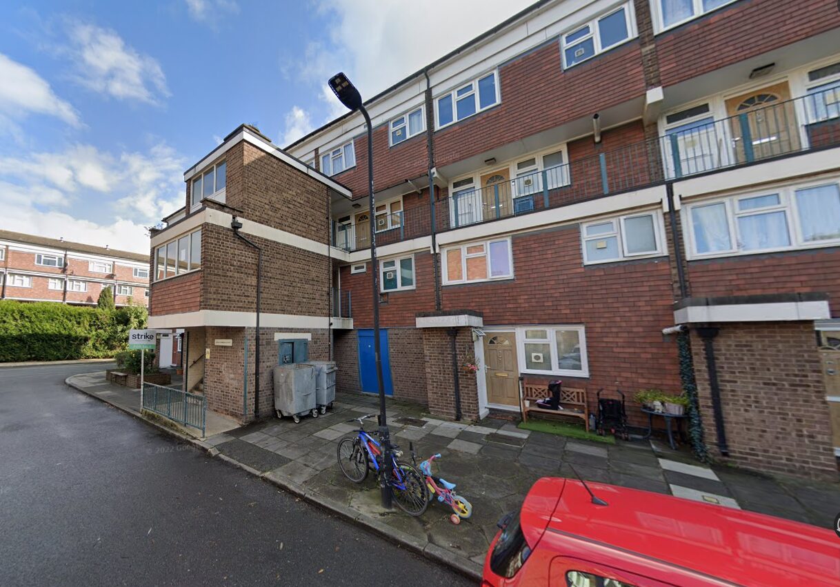 We are delighted to offer to the market this 2 bed rooms first floor ...